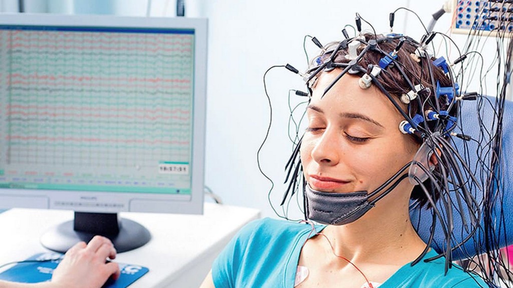 أجهزة تخطيط كهربية الدماغ (EEG).