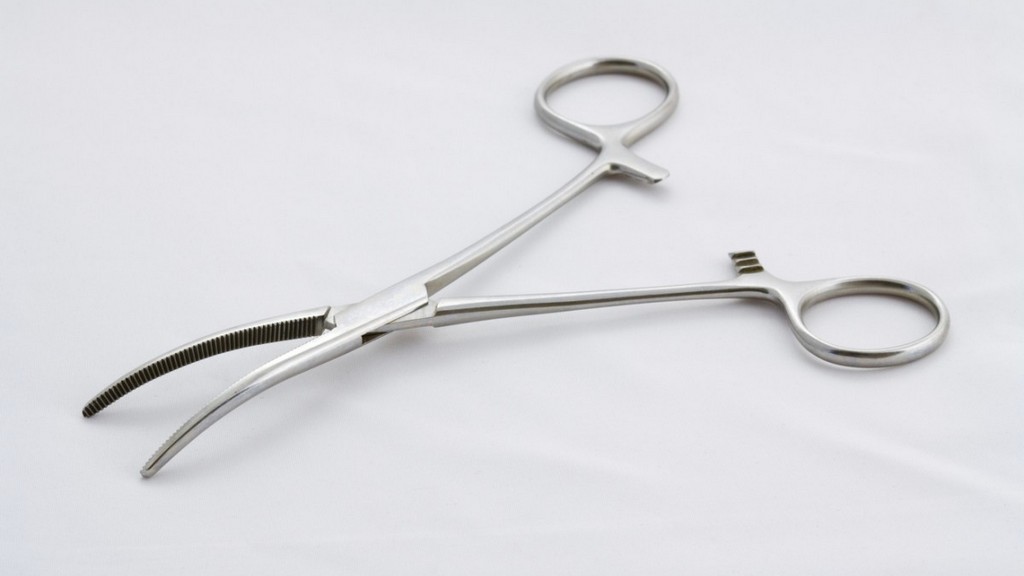 Pinza de arteria en ángulo recto